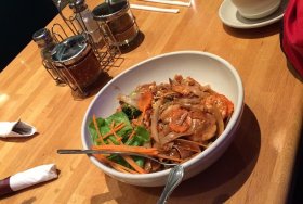 Thai Stir-Fried Wide Rice Noodles, 'Pad Si-iew' - ImportFood.com